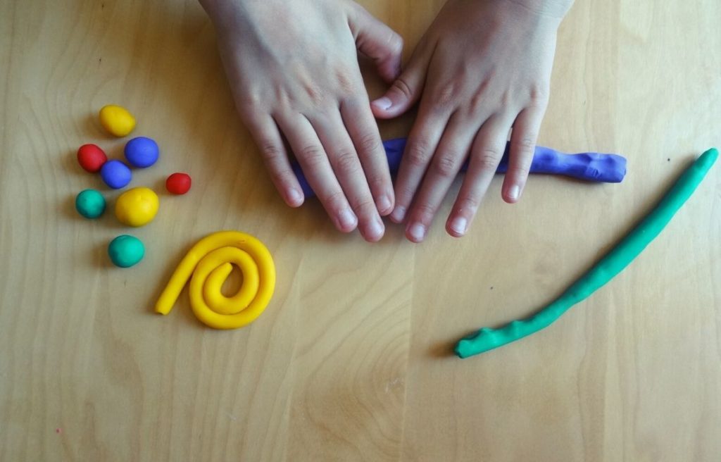 Preparar a la escritura usando plastilina - Hop'Toys