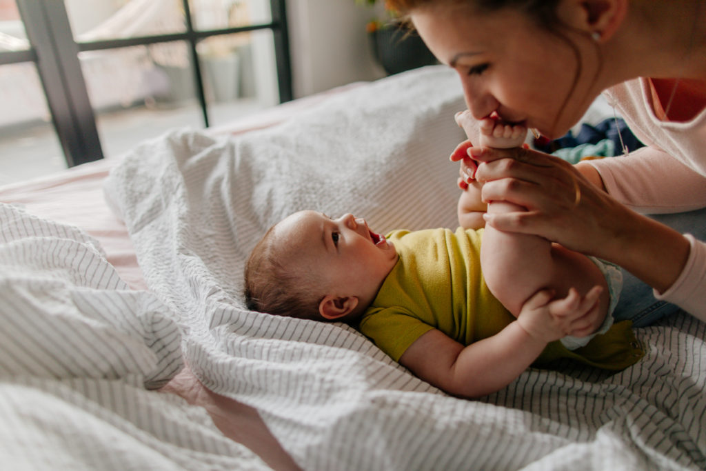 10 IDEAS DE ACTIVIDADES SENSORIALES PARA BEBÉS - Hop'Toys